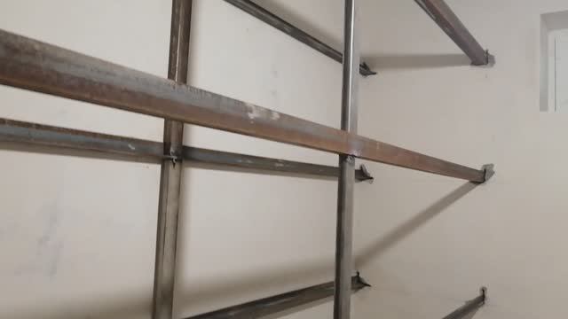 Полка-стеллаж своими руками, отличное место для хранения закруток на зиму.