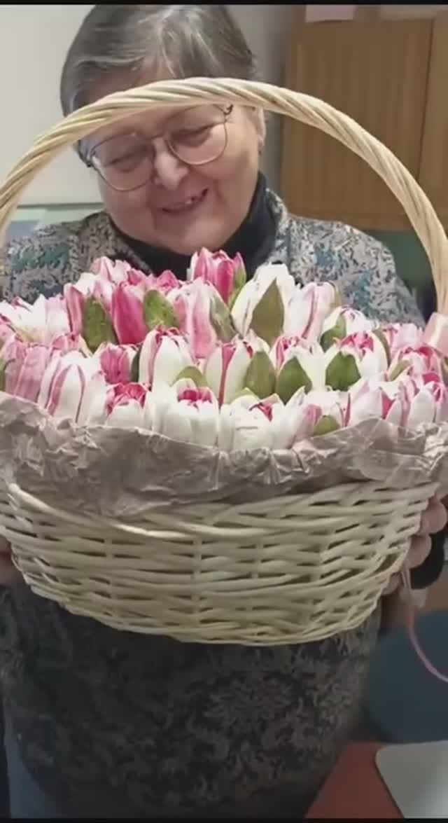 Корзинка 57 Тюльпанов день рождения для мамы