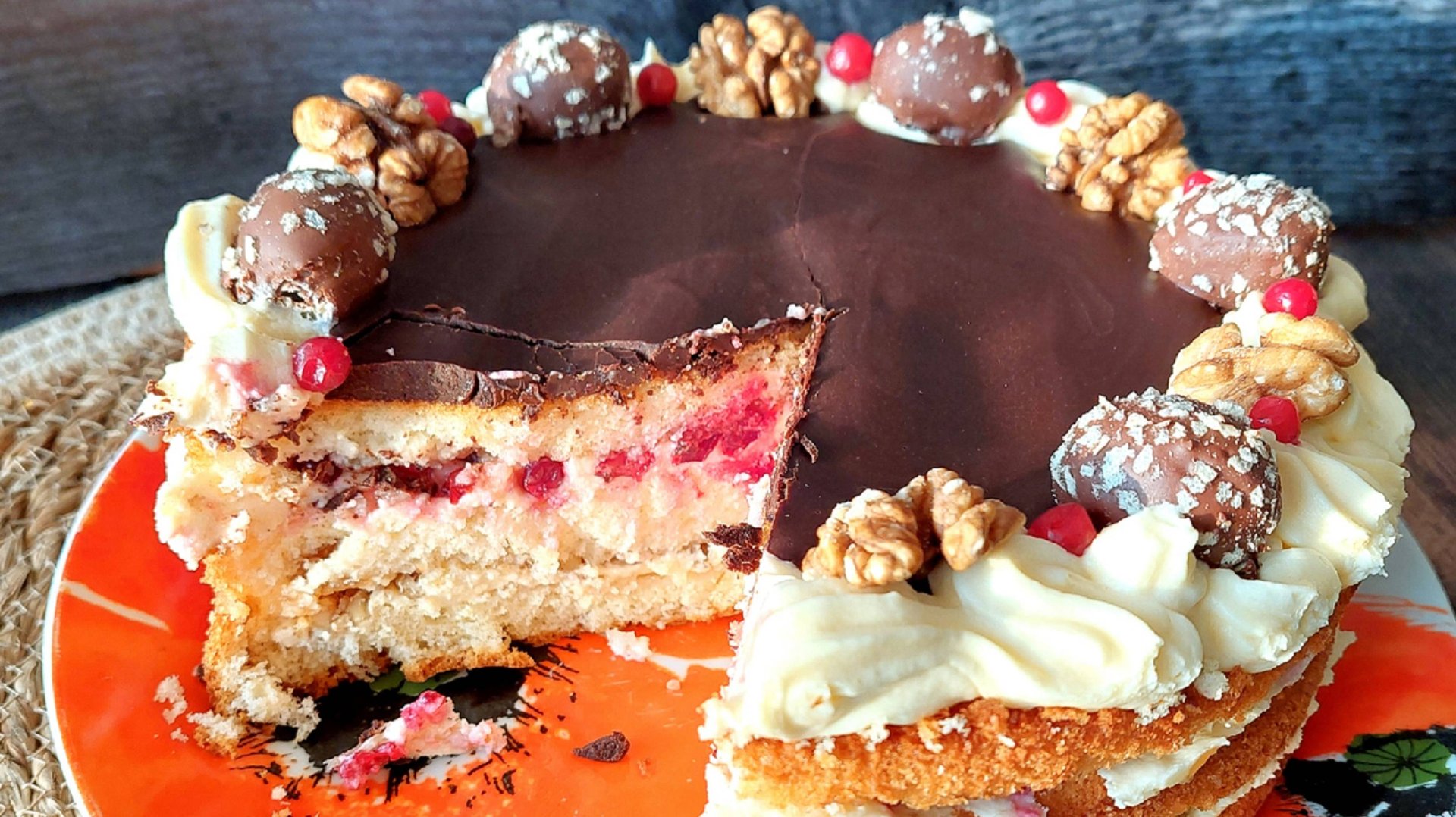 Торт бисквитный с прослойками из брусники и грецких орехов. Воздушный бисквит и самый простой крем.