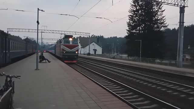 ЧС4Т-542 с поездом № 52 Брест — Санкт-Петербург на станции Озерище