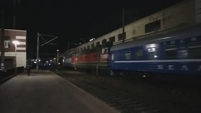 Фирменный поезд "Беларусь" отправляется из Орши с ЧС4Т-285 и ЧС4Т-601; ЧС4Т-542 с поездом № 51