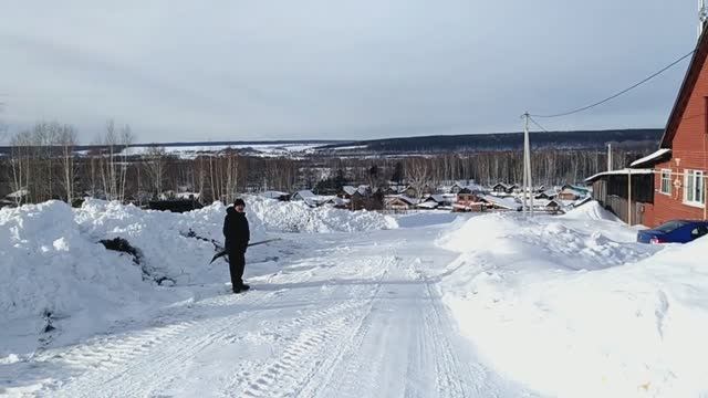 Что делают пенсионеры зимой в деревне?