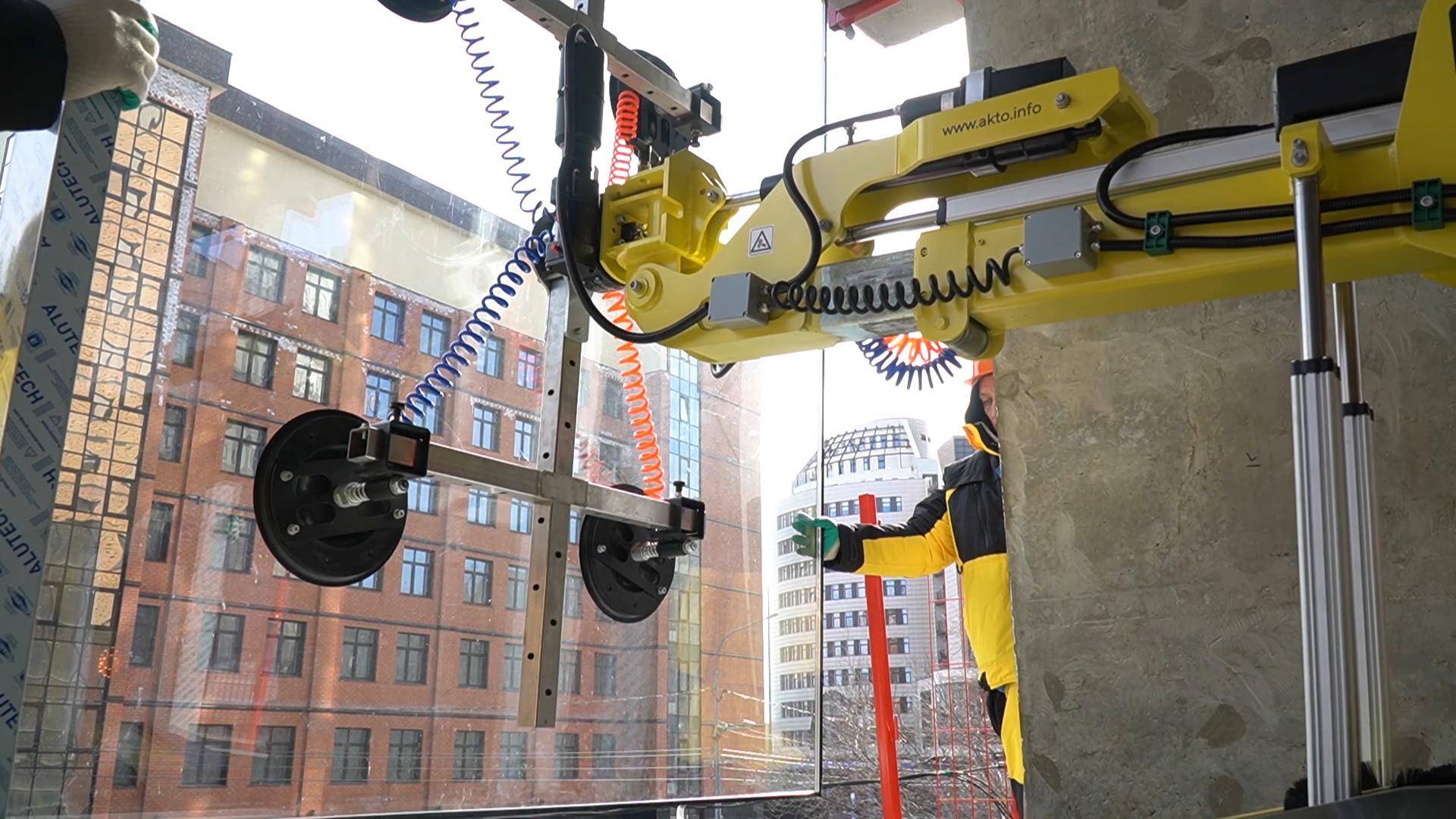 Технологии на высоте - стеклоробот АКТО