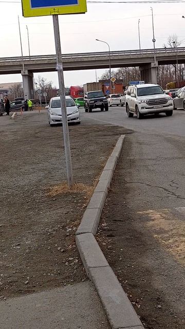 13.03.25-столкновениеидвух машин и все их объезжают в неудобном месте...VID20250313152011
