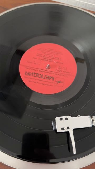 Living Together от Bee Gees с альбома Spirits Having Flown