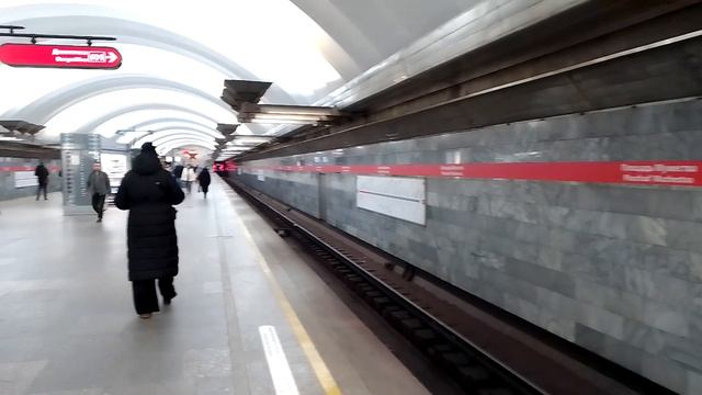 Два "Балтийца" на станции метро "Площадь Мужества".mp4