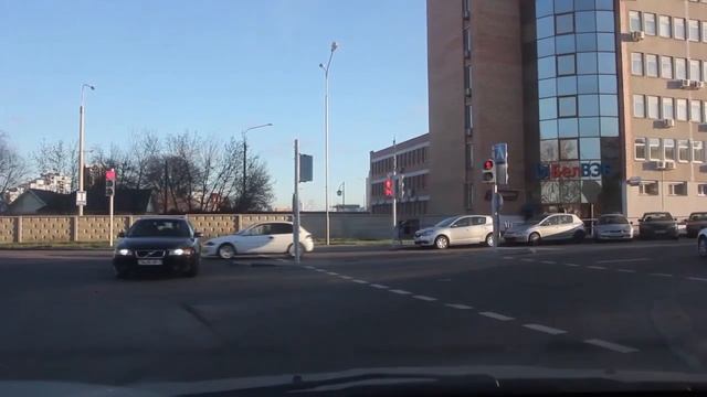 При движении в направлении стрелки, включенной в дополнительной секции