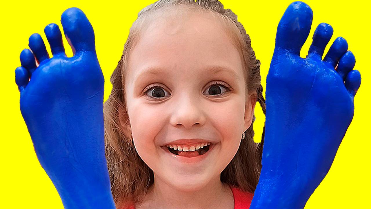 Дети играют с красками / Веселая песенка про цвета на английском языке