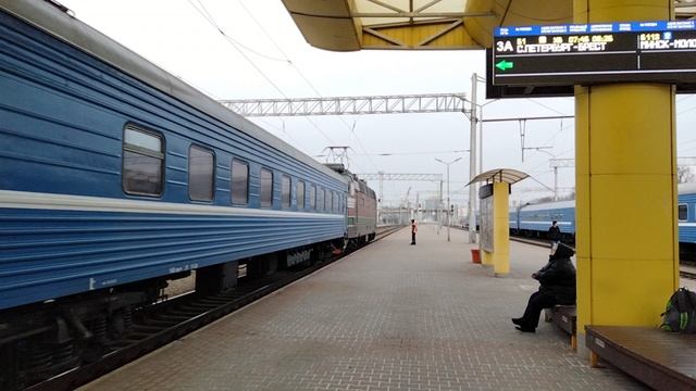Поезд № 51 Санкт-Петербург — Брест с электровозом ЧС4Т-542 отправляется из Минска, март 2025 г.