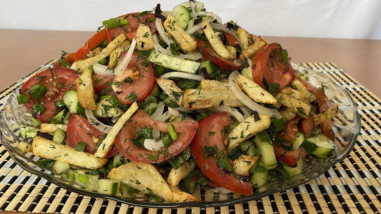 Летний салат с жареным картофелем