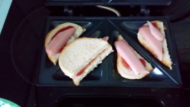 Бутерброды с поджаренным хлебом с сосиской и кетчупом