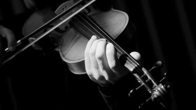 Где-то в здании пела скрипка