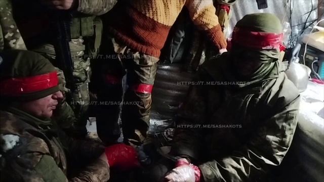 Украинские десантники благодарят русских морпехов-черноморцев из 810-й. Смотреть со звуком)