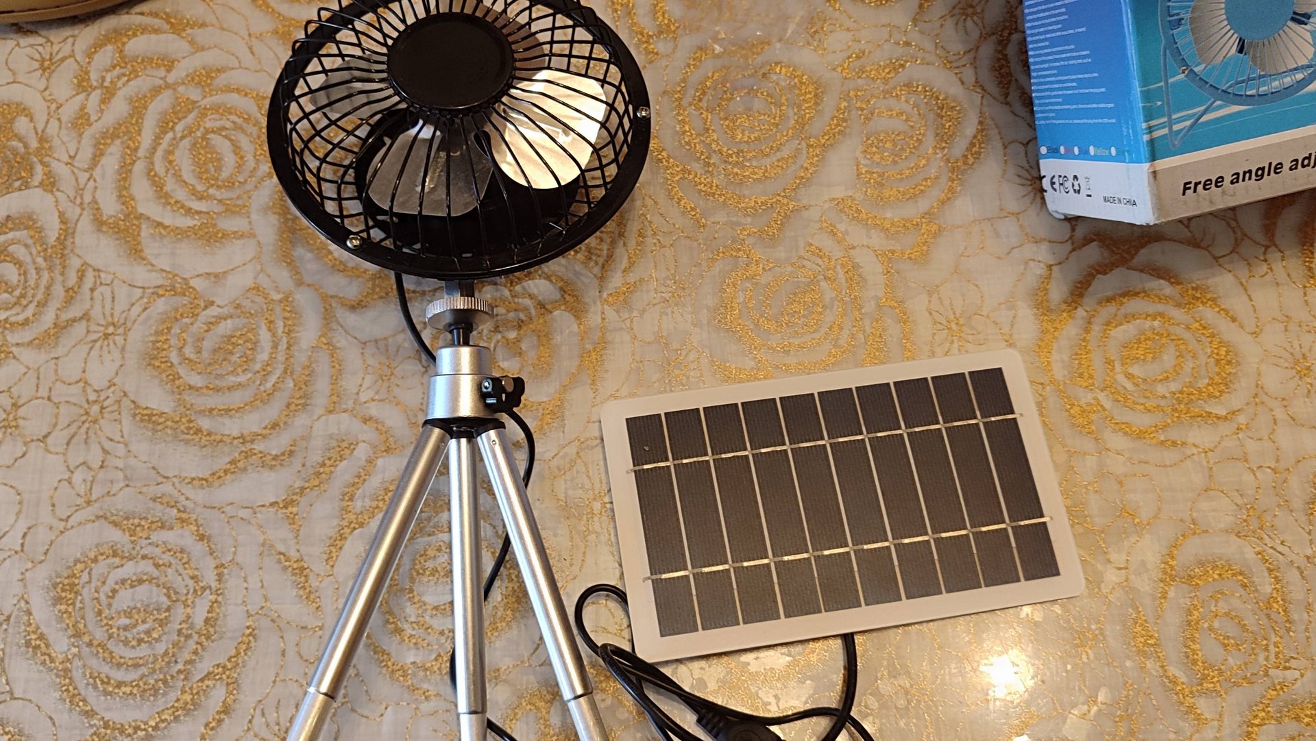 Вентилятор на  солнечной энергии    работает от фонарика.