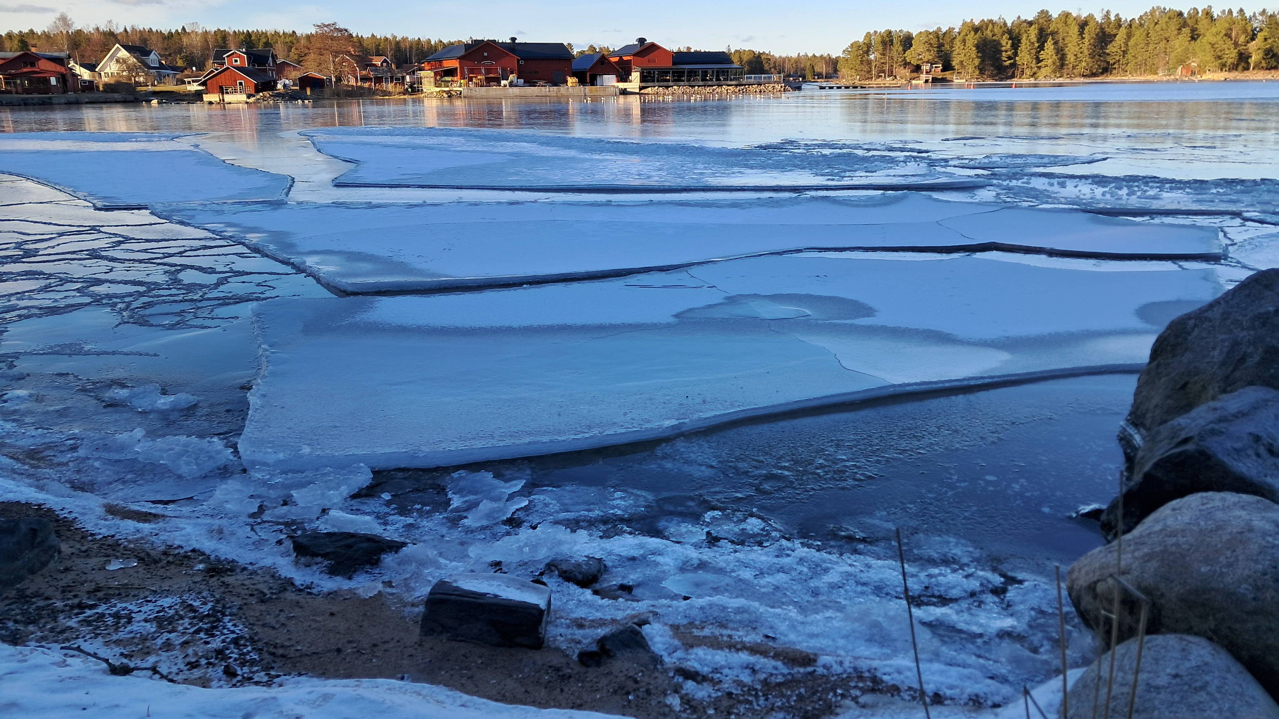 Морской залив в марте, рыбацкая деревня.