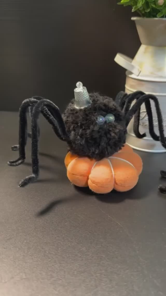 Своими руками декор на Хэллоуин. Паук из пряжи и синельной проволоки 🕷️🕸️🕷️