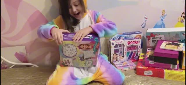 Распаковка подарков. Что подарить девочке)