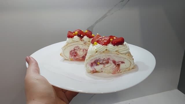 Меренговый рулет с клубникой