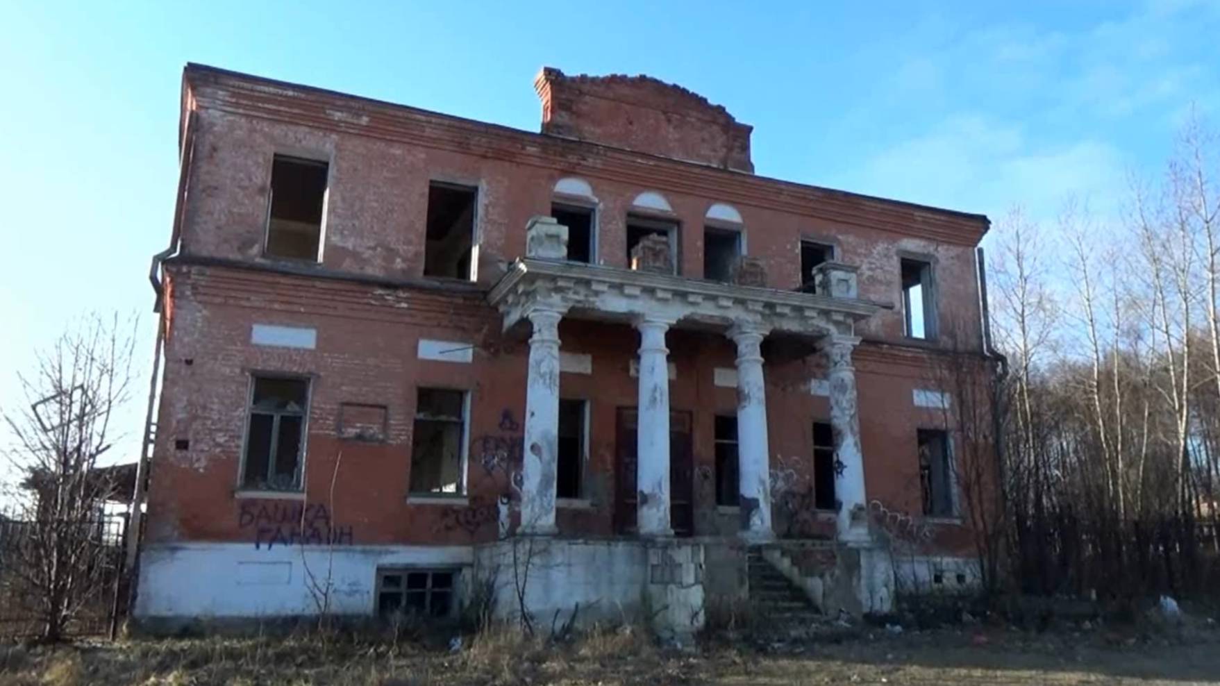 Заброшенный дом Панина в посёлке Мстёра