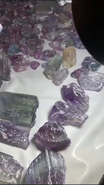 Кунцит — розово-фиолетовая разновидность сподумена, драгоценный камень.