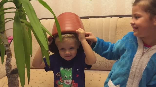 Милана И Даня пересаживают пальму. Самые лучшие дети.