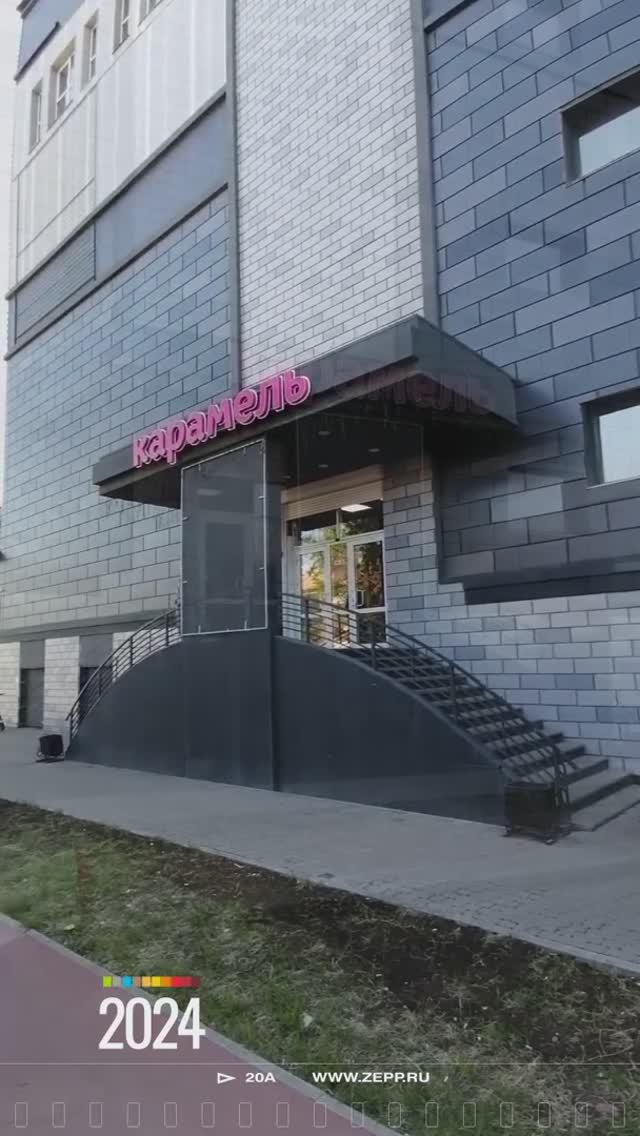 Фасад и вывески ТРЦ "Карамель"