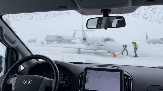 Техники откапывают перед полетом C525-CJ2