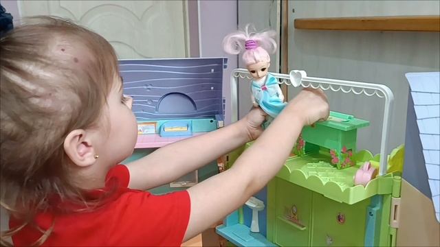 детское видео😊Куколка потерялась😯Лиза помогает найти проказницу малышку