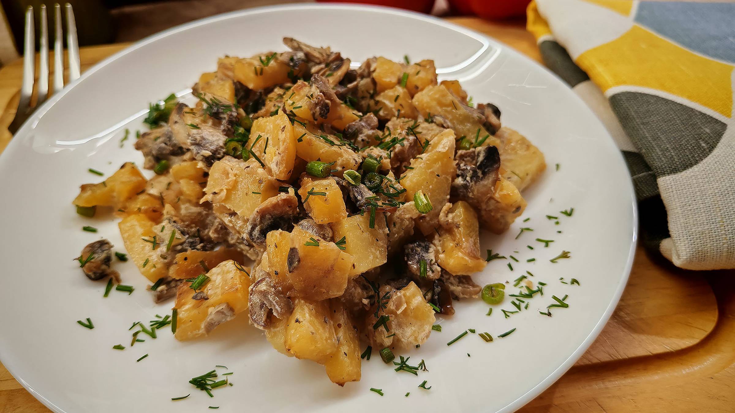 Картошка тушеная на сковороде с грибами - просто и очень вкусно.