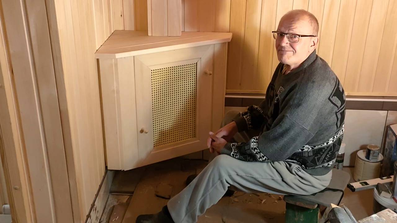 Наломали дров. Замаскировали водопровод в нашей деревенской бане. Живем в деревне. Март 2025