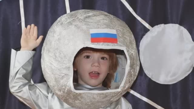 Мы с ребятами в Гагарина играем (муз. и исполнение  Л,Горцуевой, на стихи Т.Вервейко)