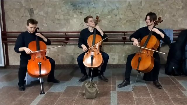 Трио виолончелистов в подземном переходе в Минске