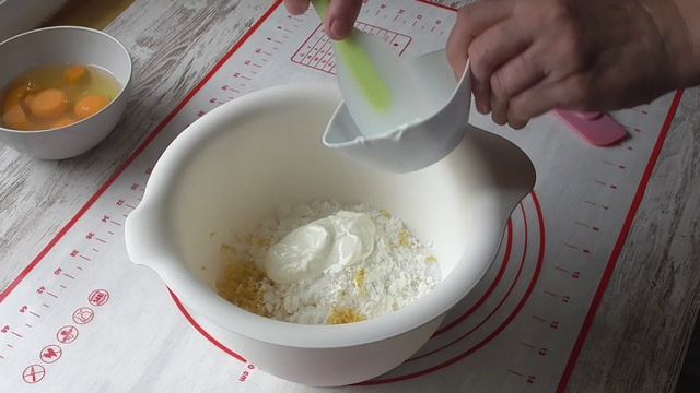 Простой, но очень вкусный пирог с творогом и яблоками. Tarta de requeson y manzana.