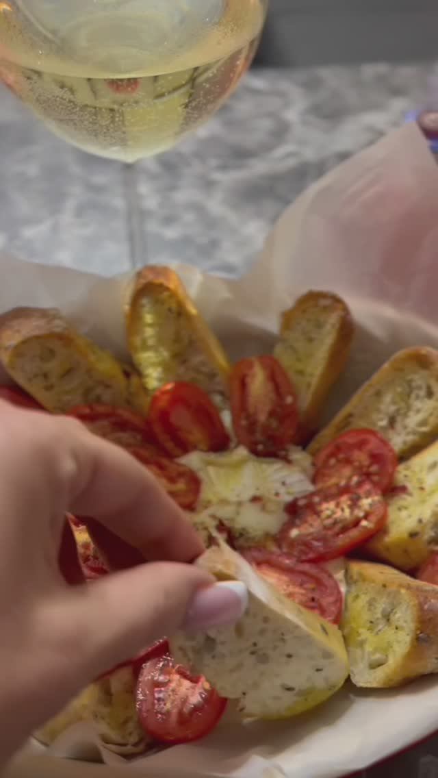 Запеченный сыр с черри!))