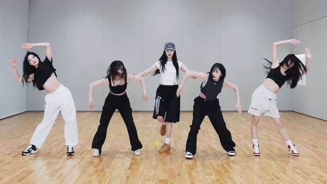 Le sserafim - 'Eve psyche and Bluebeards wife' dance practice