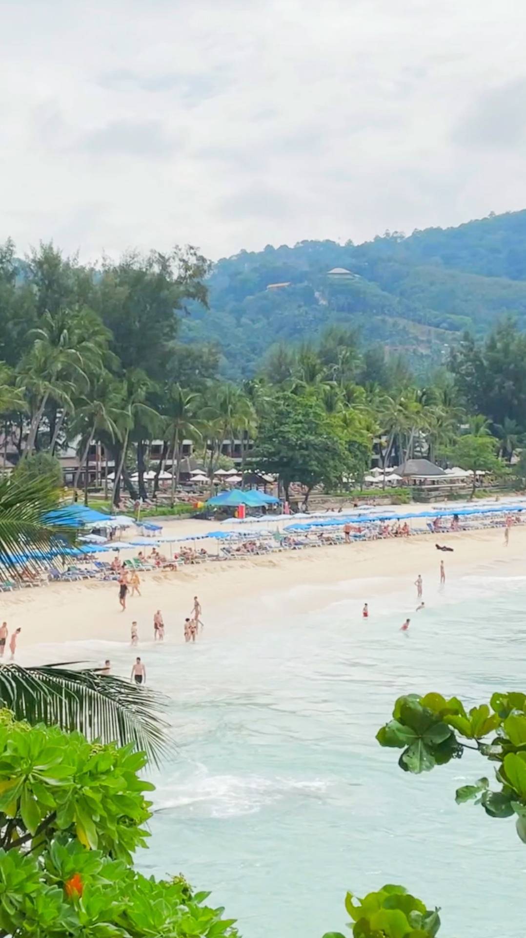 КАТА НОЙ пляж с дорогими отелями на Пхукете в Тайланде