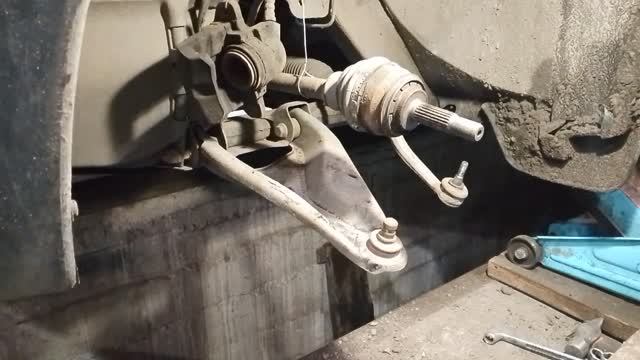 Стук при нажатии педали тормоза в Рено Логан.