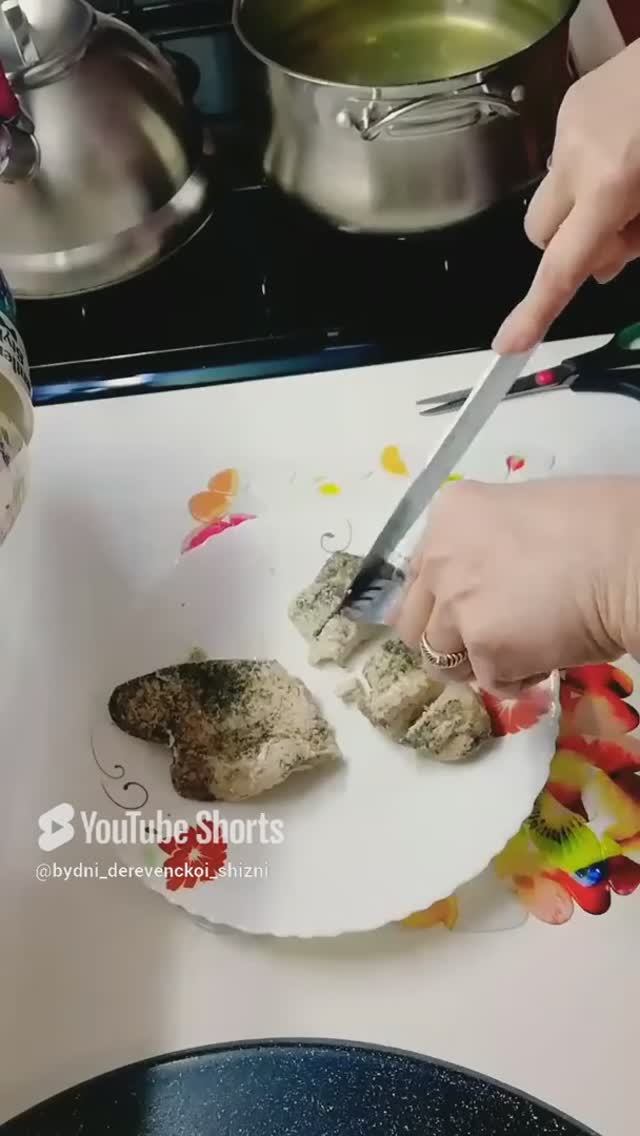 Если вы не едити жареное - готовьте так. Куриная грудка получается сочная, а куриные яйца нежные.