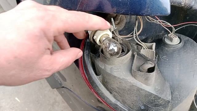 Замена лампочки заднего фонаря Daewoo Matiz