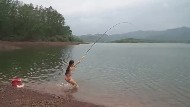 Девушка на охоте на большую рыбу