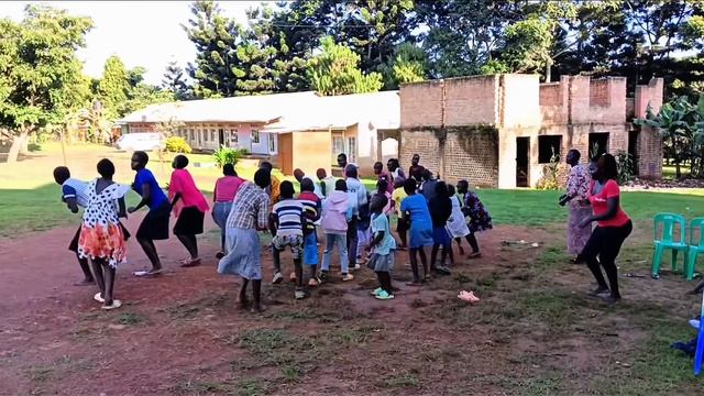 Танец очаровательных детей в Уганде