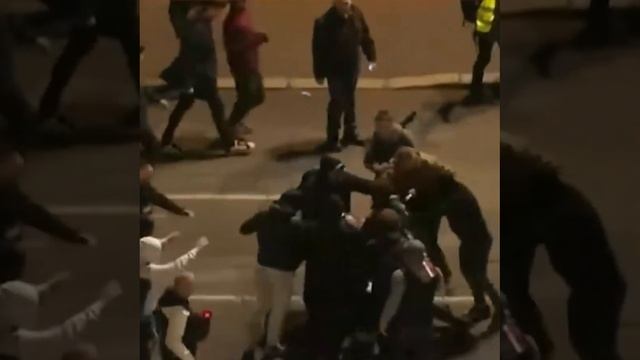 В Белграде протестующие нападали на полицию и дрались между собой, заявили в МВД страны