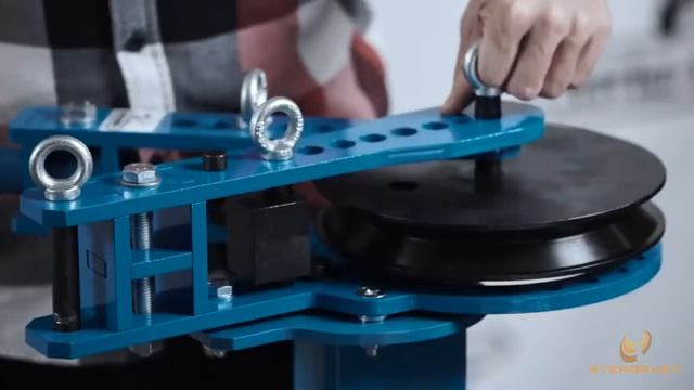 Универсальный ручной гибочный инструмент Blacksmith MB32-25 (Россия) в работе