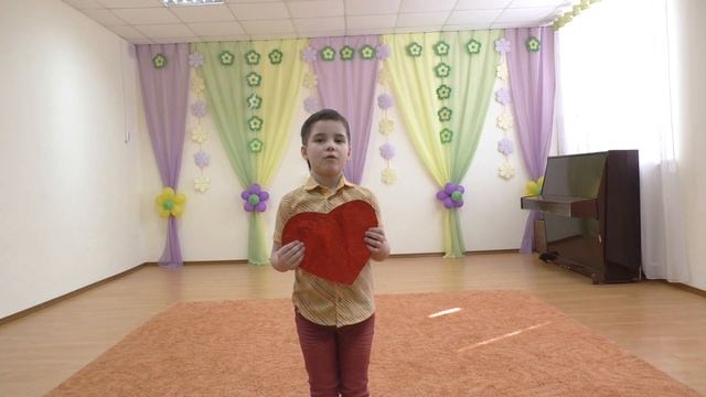 Сергеев Арсений исполняет песню "Мамино сердечко"