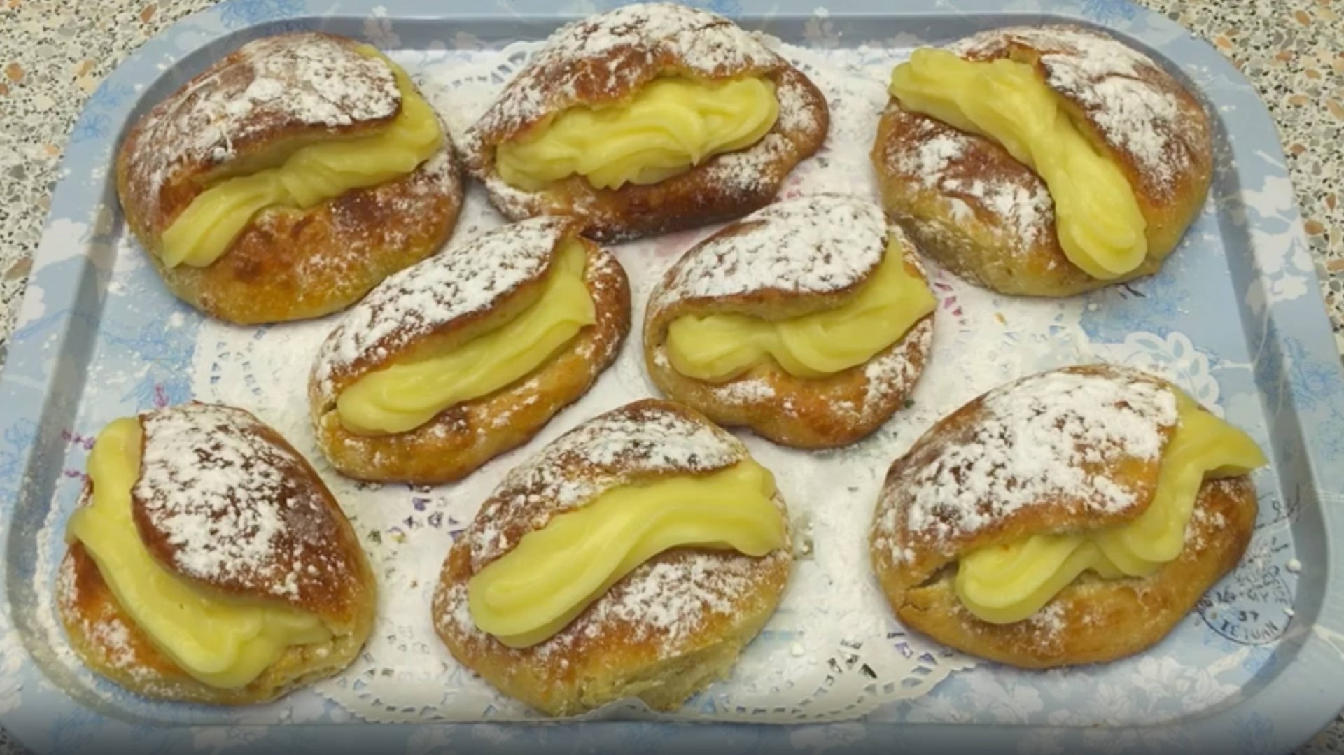 Нежные булочки на закваске с заварным кремом