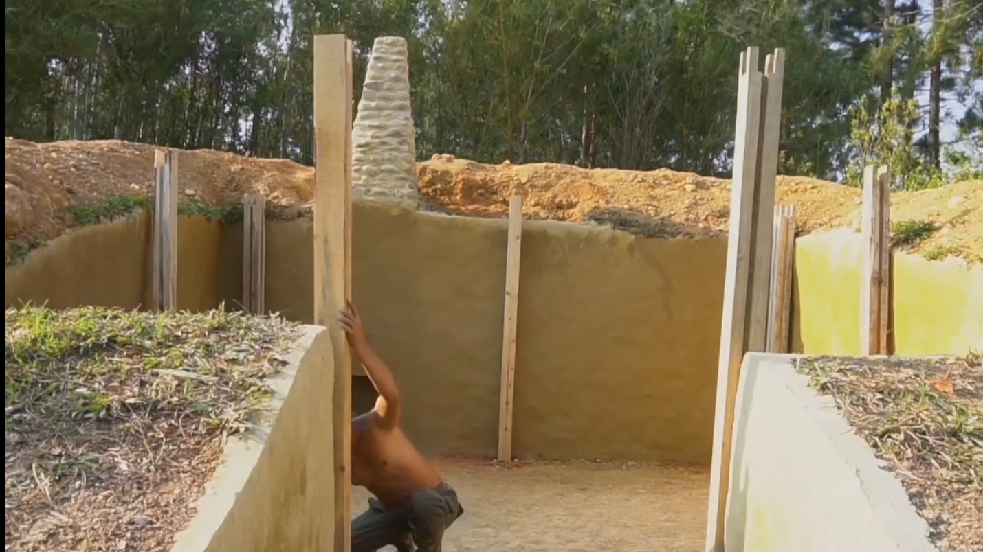 Строит дом в джунглях, ручным инструментом.