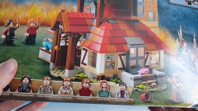 Приспешники Волан де Морта сжигают дом Уизли. Лего из серии "Гарри Поттер"