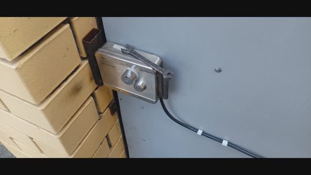 Как открыть электрический замок,  дверь захлопнулась, а ключа  нет.Открываем дверь рожковым ключом.