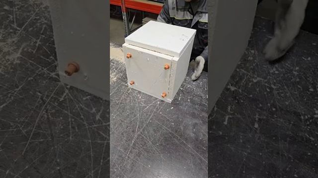 Процесс сборки печи на производстве