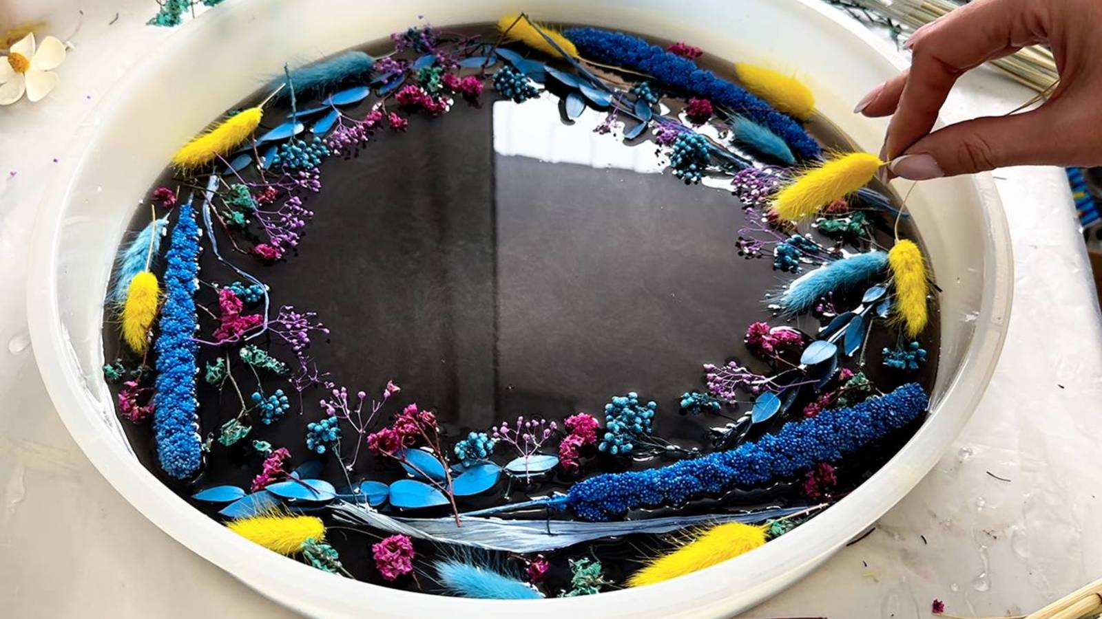 Стол из эпоксидной смолы с сухоцветами.